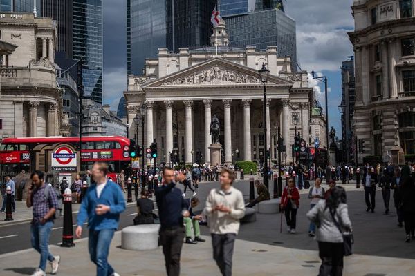 Exploring the UK Economy: Analyzing 5 Charts on the Key Election Issue