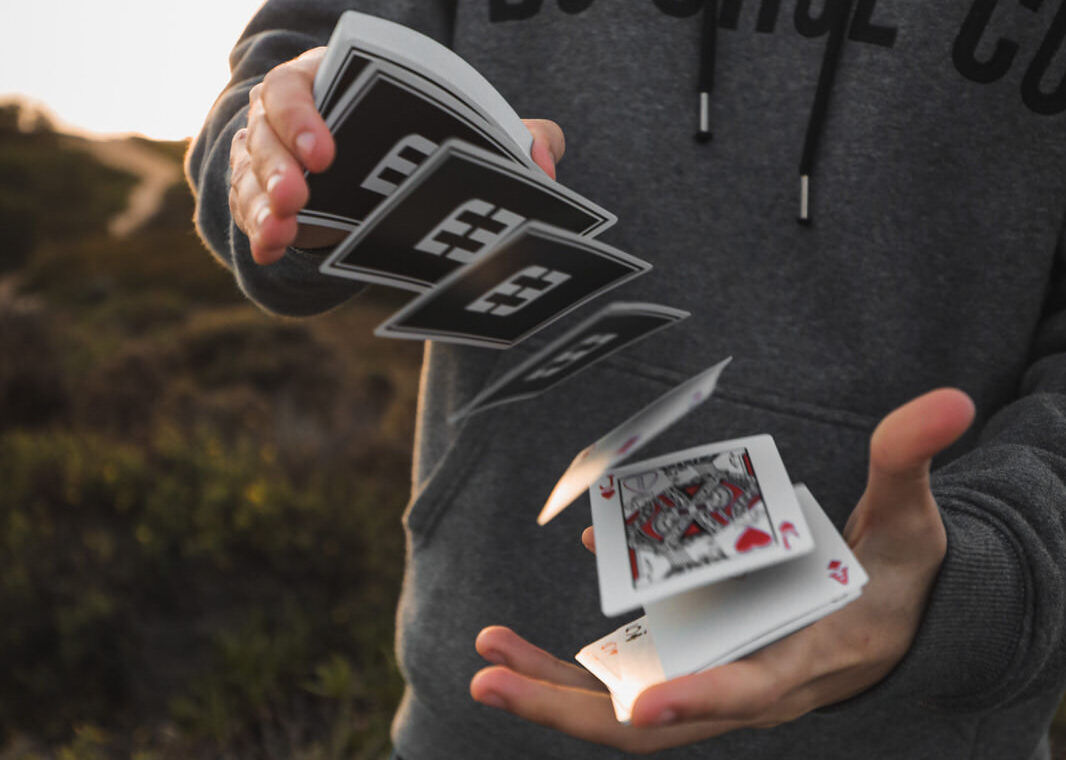 O que é Cardistry? Explorando a Fascinante Arte do Cardistry - WHDECKS
