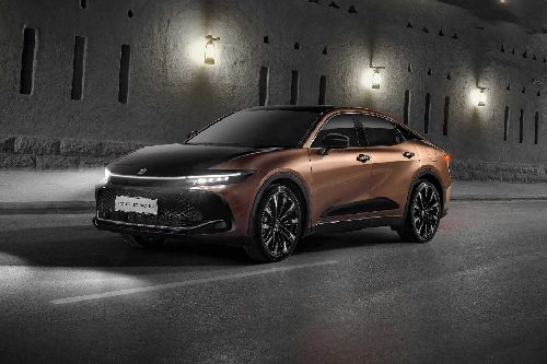 Which is Better? Nissan Urvan or Toyota Crown | Full Comparison