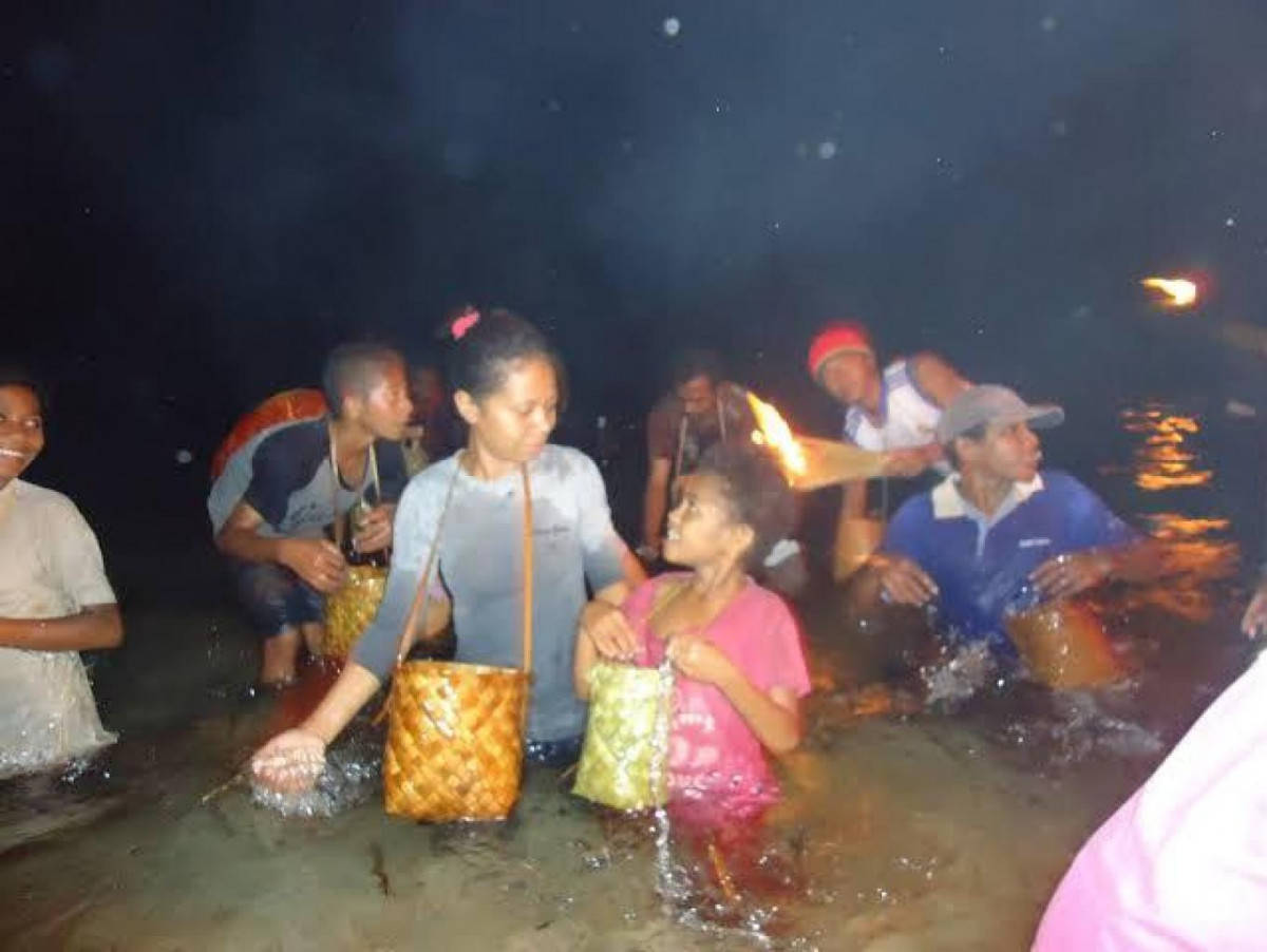 Tradisi Guti Nale, Kebiasaan Orang Mingar Berburu Cacing Saat Purnama