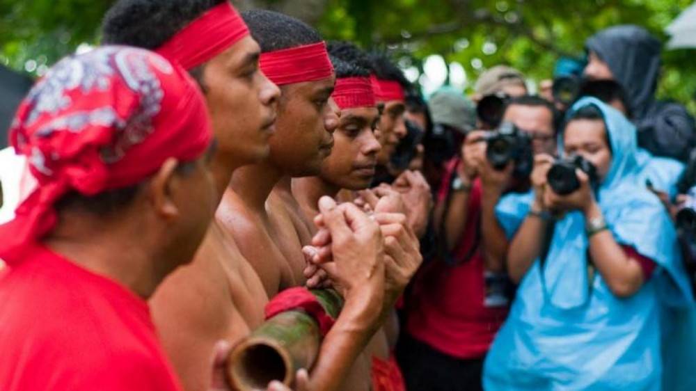 Dari Tari Lenso Yang Indah Hingga Bambu Gila Yang Menegangkan, Inilah 5 ...