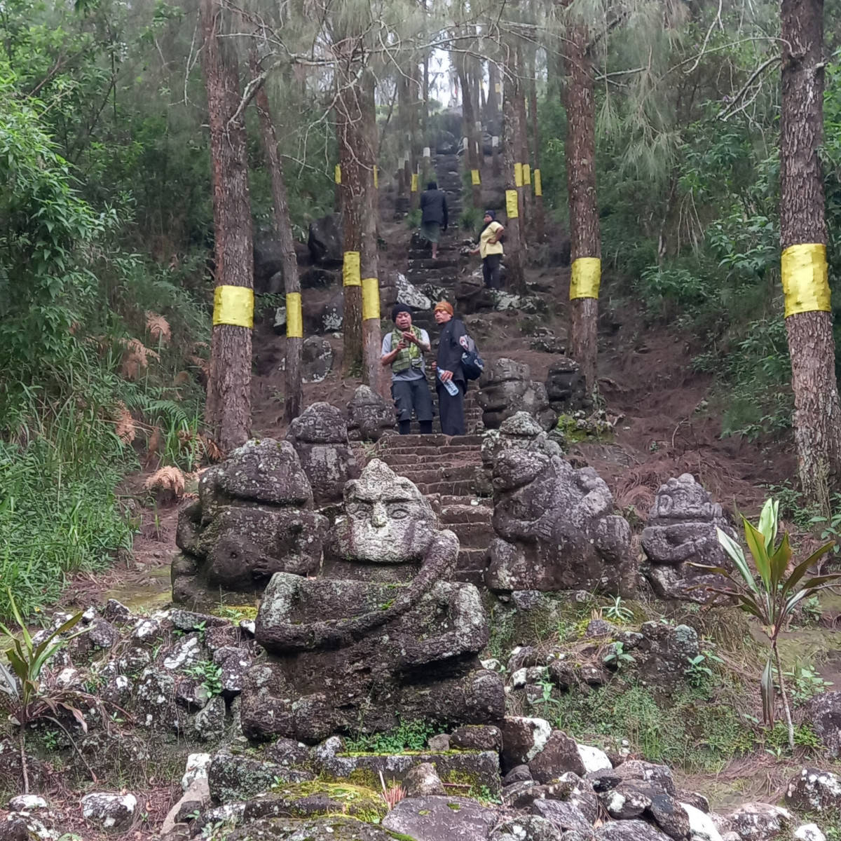 Mendaki dan Mengenal Peninggalan Neo-Megalithik dan Tradisi di Gunung ...