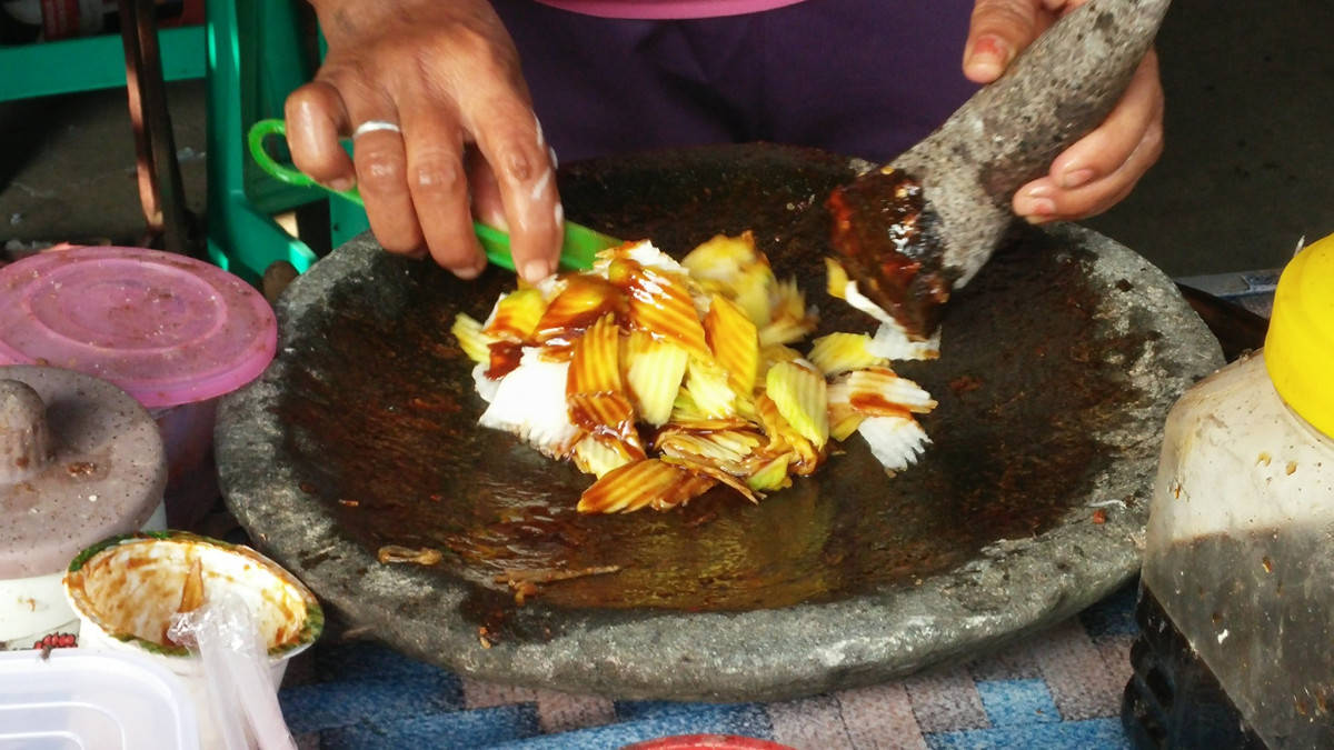 Mencocol Rujak sebagai Perantara Silaturahmi Masyarakat Nusantara