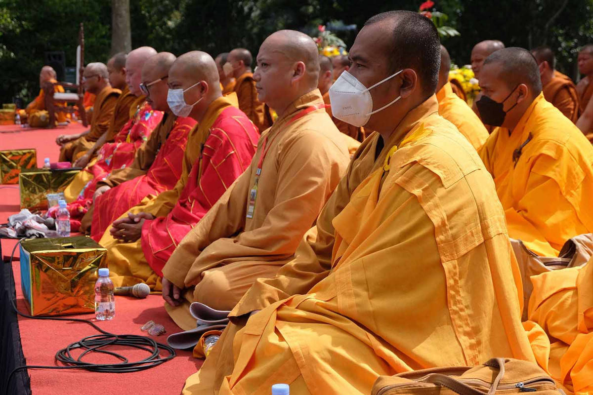 Pindapata, Tradisi Berbagi Sedekah untuk Biksu Jelang Waisak