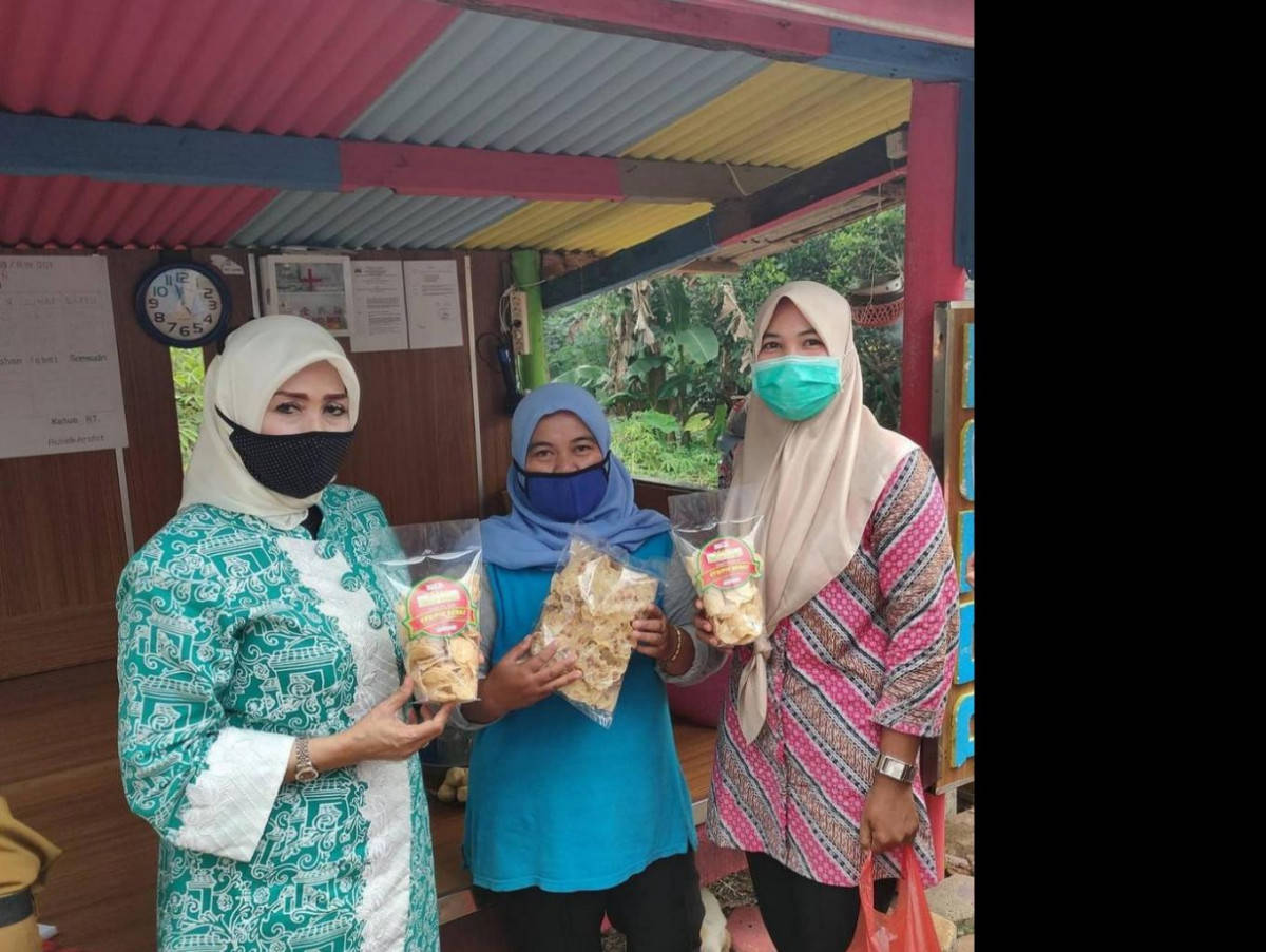 Kenalan sama Keripik Getas nya Gresik, Camilan Berbahan Dasar Kelapa