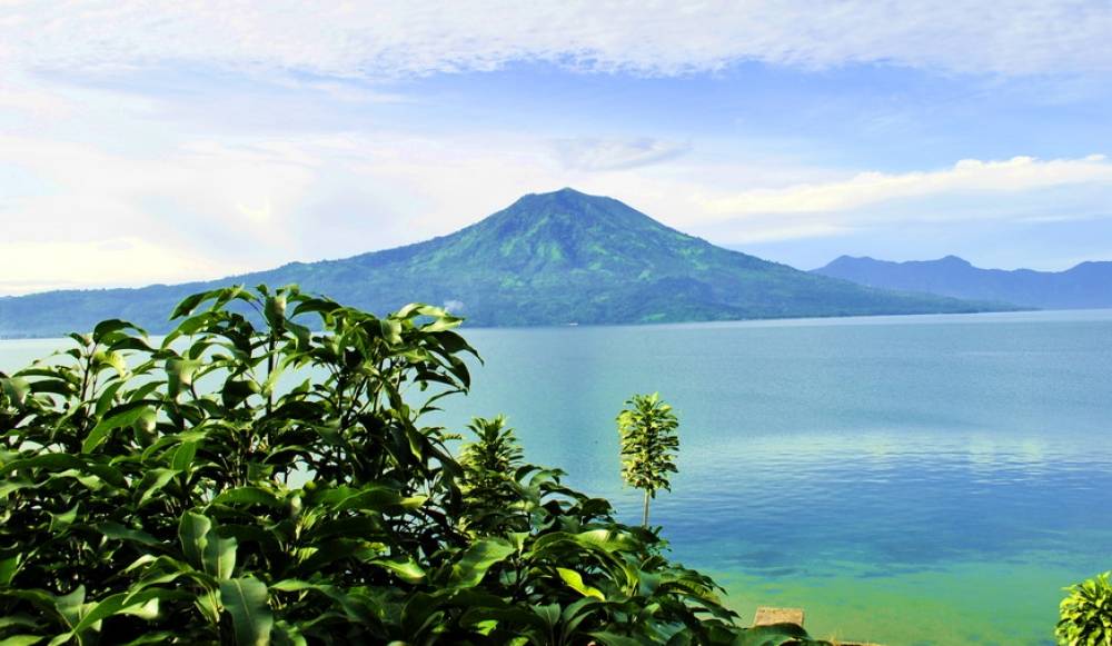 Inilah 9 Danau Terbesar Di Indonesia
