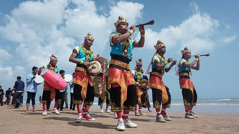 10 Alat Musik Tradisional Jawa Timur, dari Angklung Caruk hingga Saronen