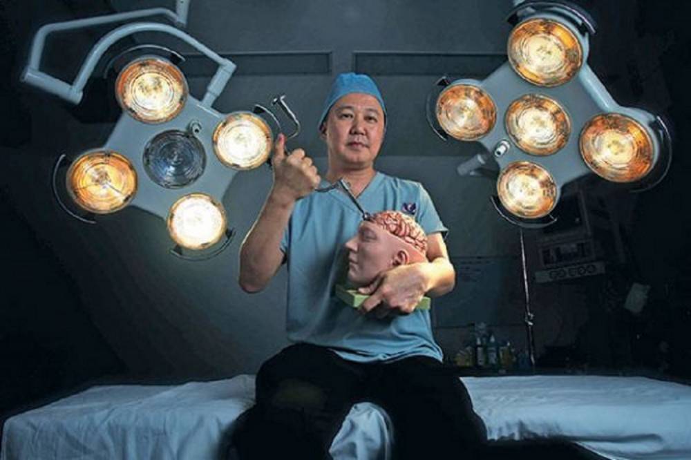 Luar Biasa! Prof Eka Torehkan Rekor di Bidang Bedah Saraf yang Kejutkan ...