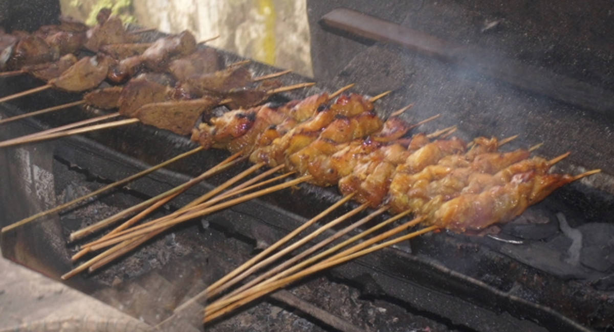 Menikmati Sate Susu, Kuliner Khas Denpasar yang Muncul Hanya saat Ramadan