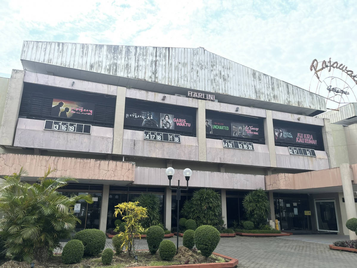 Kilas Balik Jejak Kejayaan Seniman Poster Film Bioskop Indonesia di ...