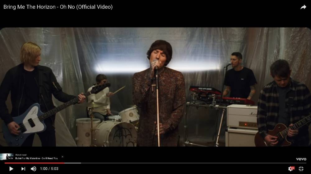 Vokalis 'BMTH' Pakai Batik di Video Clip Terbarunya