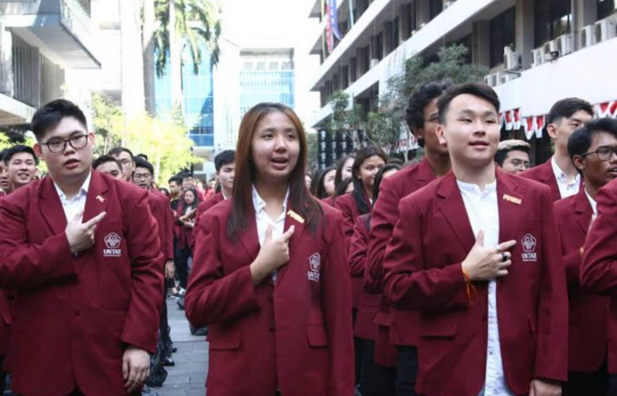 Melihat Warna-Warni Jas Almamater Kampus di Indonesia