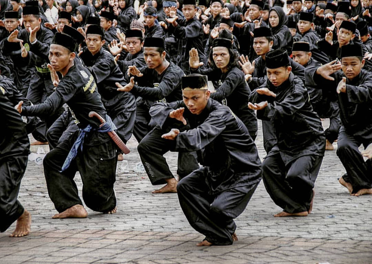 Kesenian Debus Yang Mengagumkan Sekaligus Mengerikan