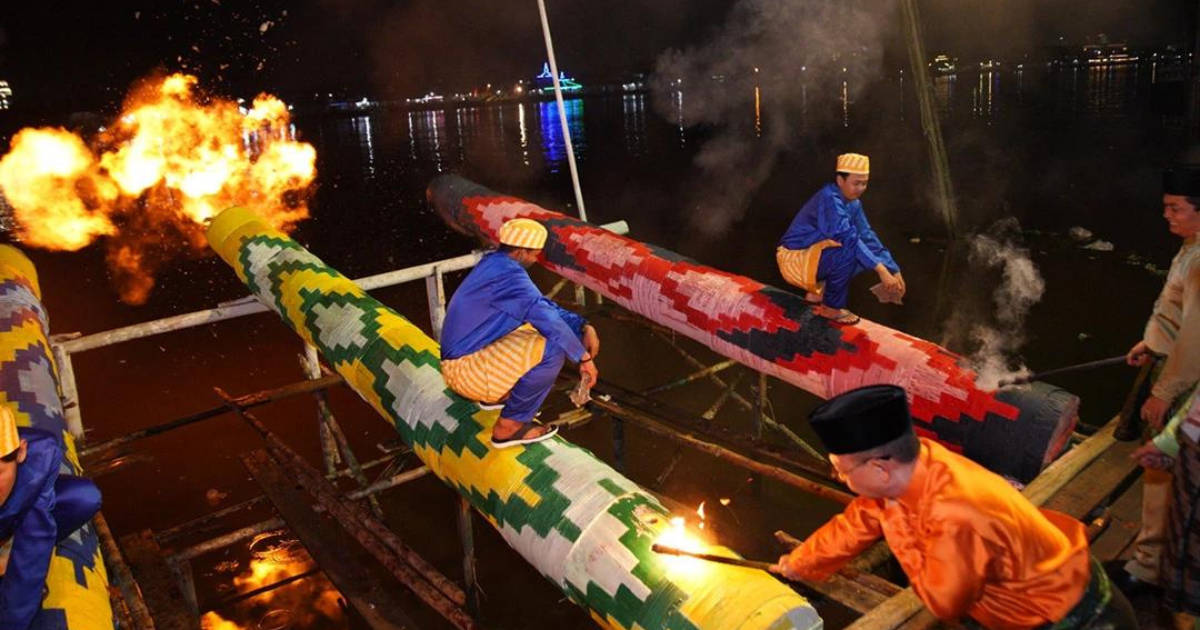 Festival Meriam Karbit Sebagai Perayaan Hari Raya Idul Fitri di ...