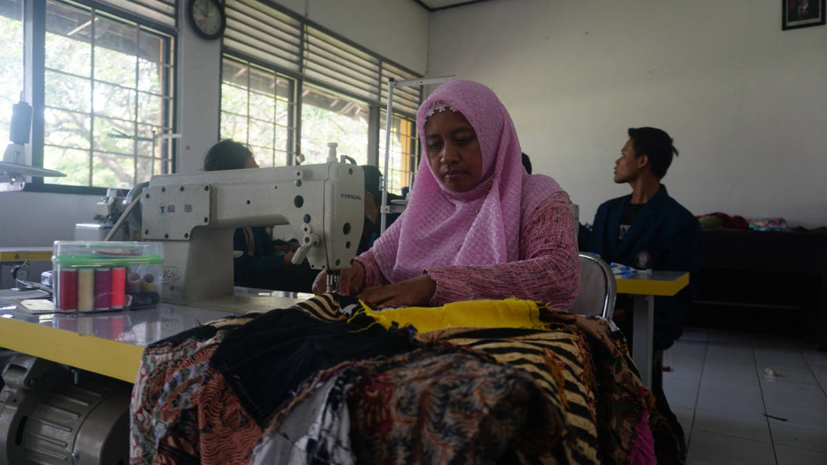 Digitalisasi Penjualan Produk dan Implementasi SDGs 8 dan 12 di PGOT Mardi Utomo