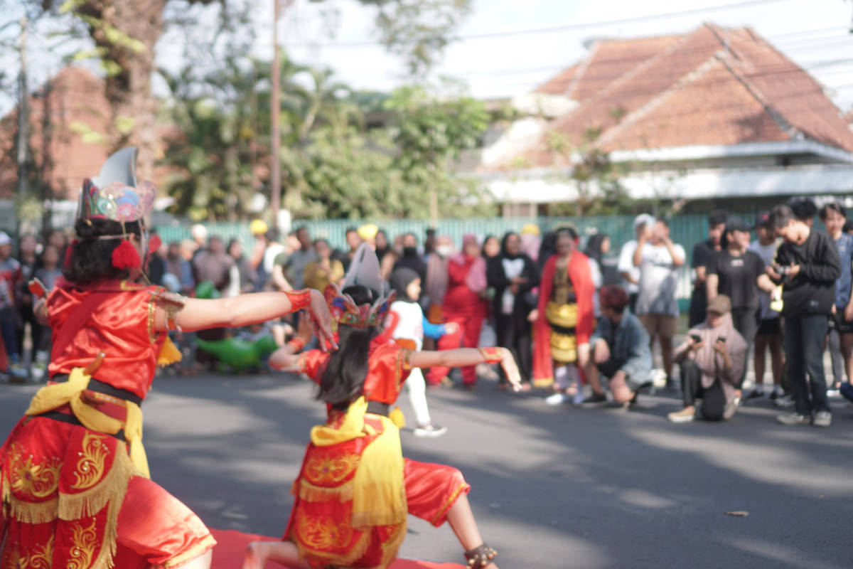Pecah! Beruforia Tari Bapang bersama Pengunjung Car Free Day Malang