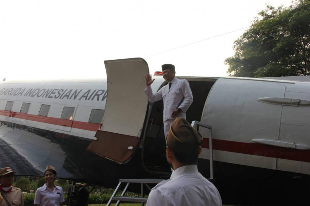 Garuda Indonesia Hadirkan Armada Klasik Douglas DC 3 Saat Upacara Bendera