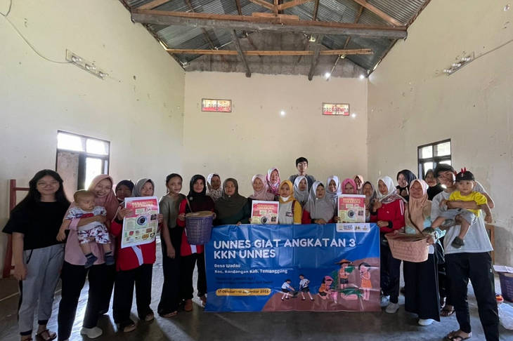 Penanaman Toga dan Pembuatan Keranjang Takakura Bersama Tim KKN UNNES ...