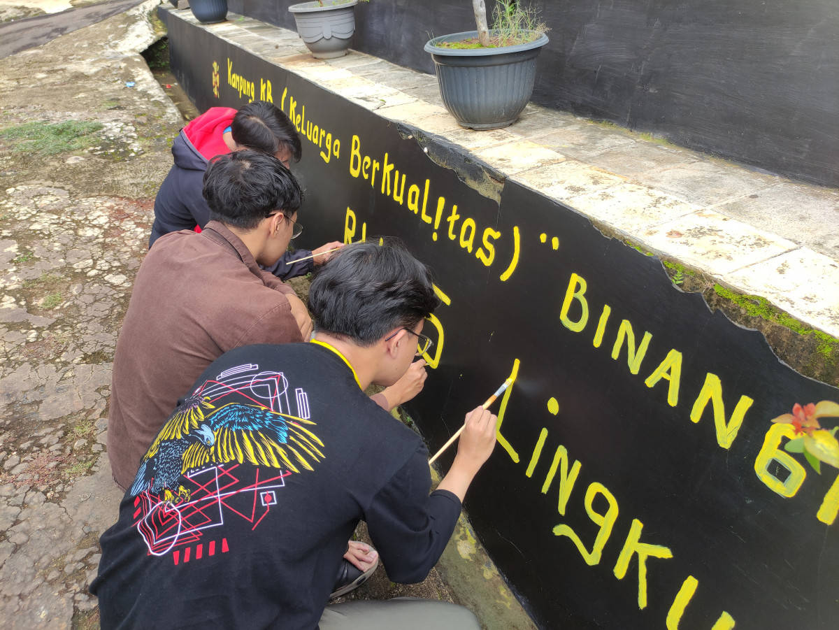 Dari Mural sampai Main Bola, Bertebar Jejak-Jejak