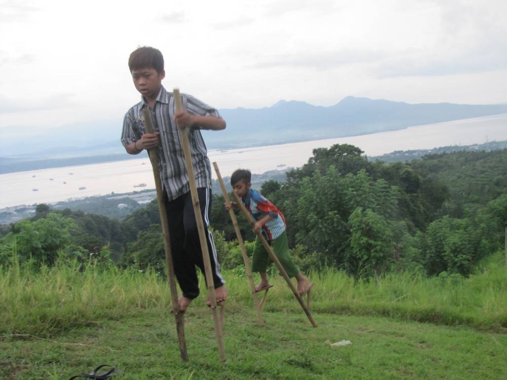 Main Egrang Bambu di Bukit Sweu Sambang Banyuwangi