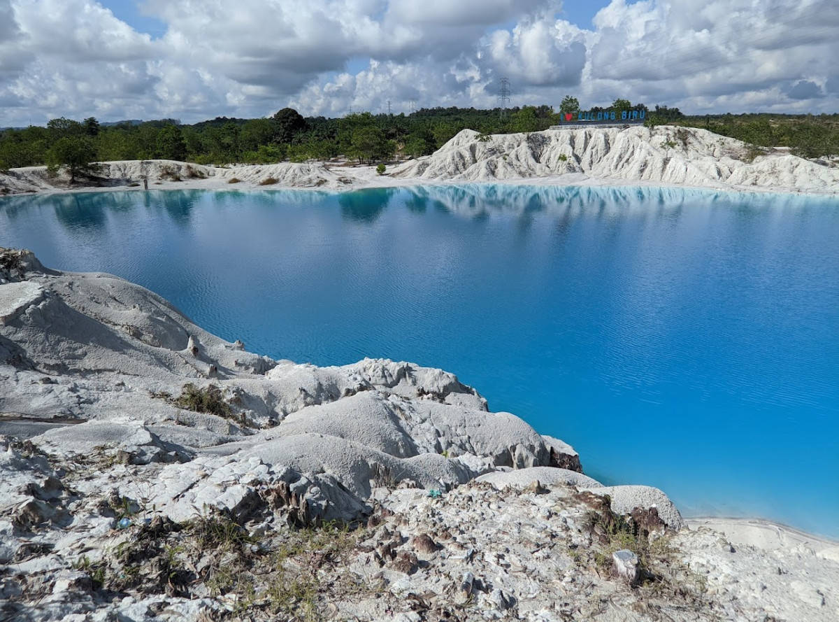 Danau Kaolin Belitung: Menjelajahi Keindahan Danau Biru Penuh Pesona