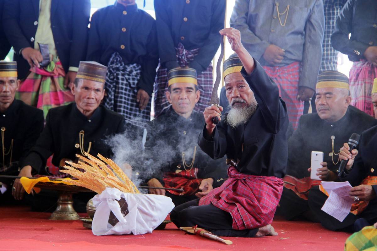 Masossor Manurung, Ritual Pembersihan Keris dari Dua Budaya