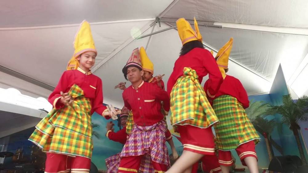 Tarian Gandrang Bulo Yang Penuh Canda Tawa