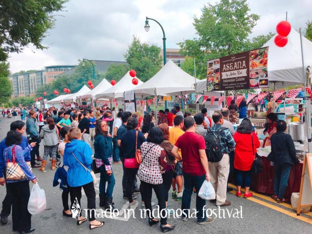 Hari Batik Nasional dan Festival u201cMade In Indonesiau201d di Amerika