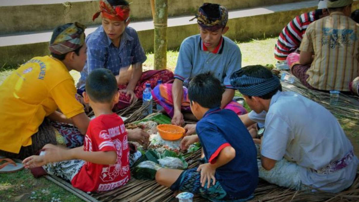 Megibung: Menyelami Tradisi Makan Bersama dan Kearifan Lokal Budaya Bali