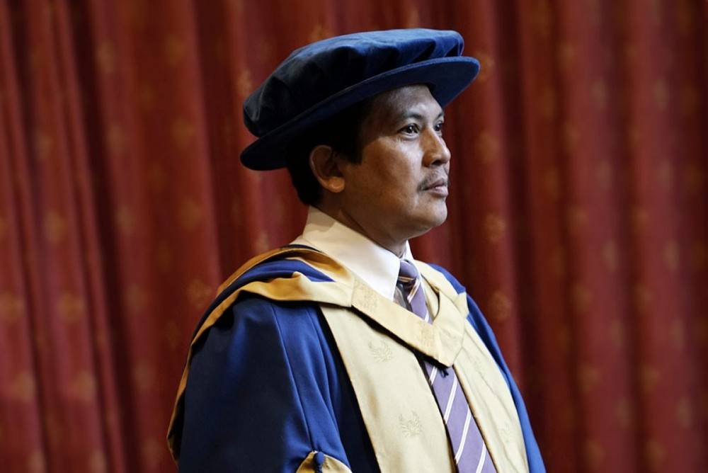 Professor Indonesia Asal Blitar Raih Honoris Causa dari Kampus Coventry ...