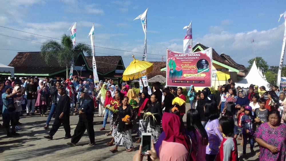 Menarik! Masyarakat Using Banyuwangi Kembali Gelar Tradisi Adat Seblang ...