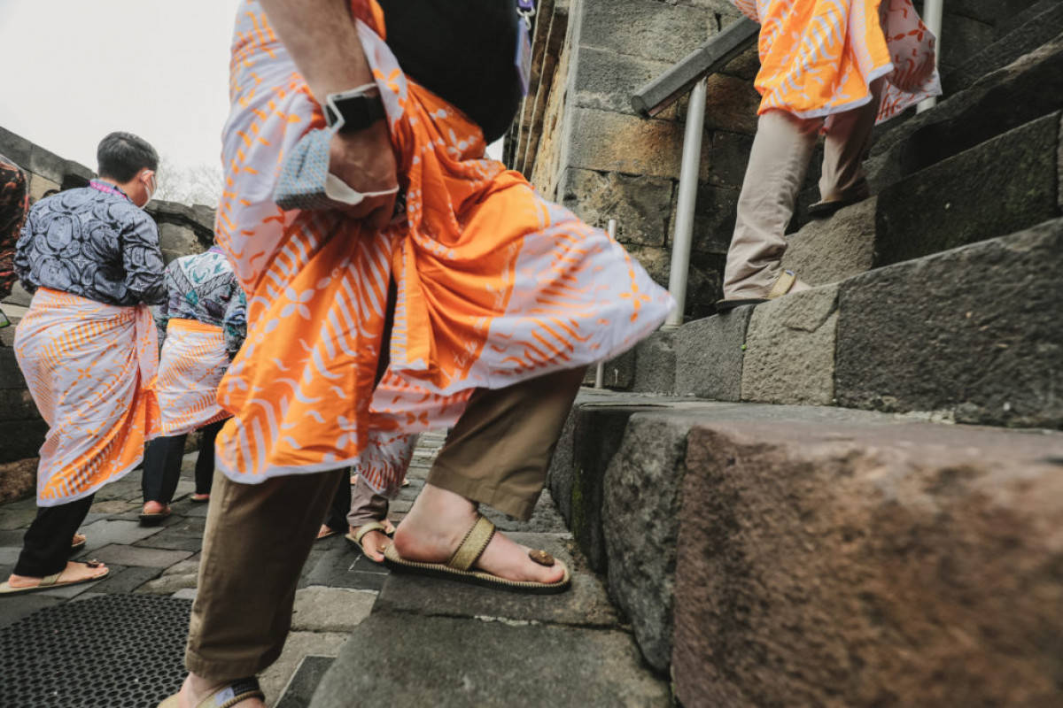 Mengenal Sandal Upanat, Terinspirasi dari Relief Karmawibhangga di ...