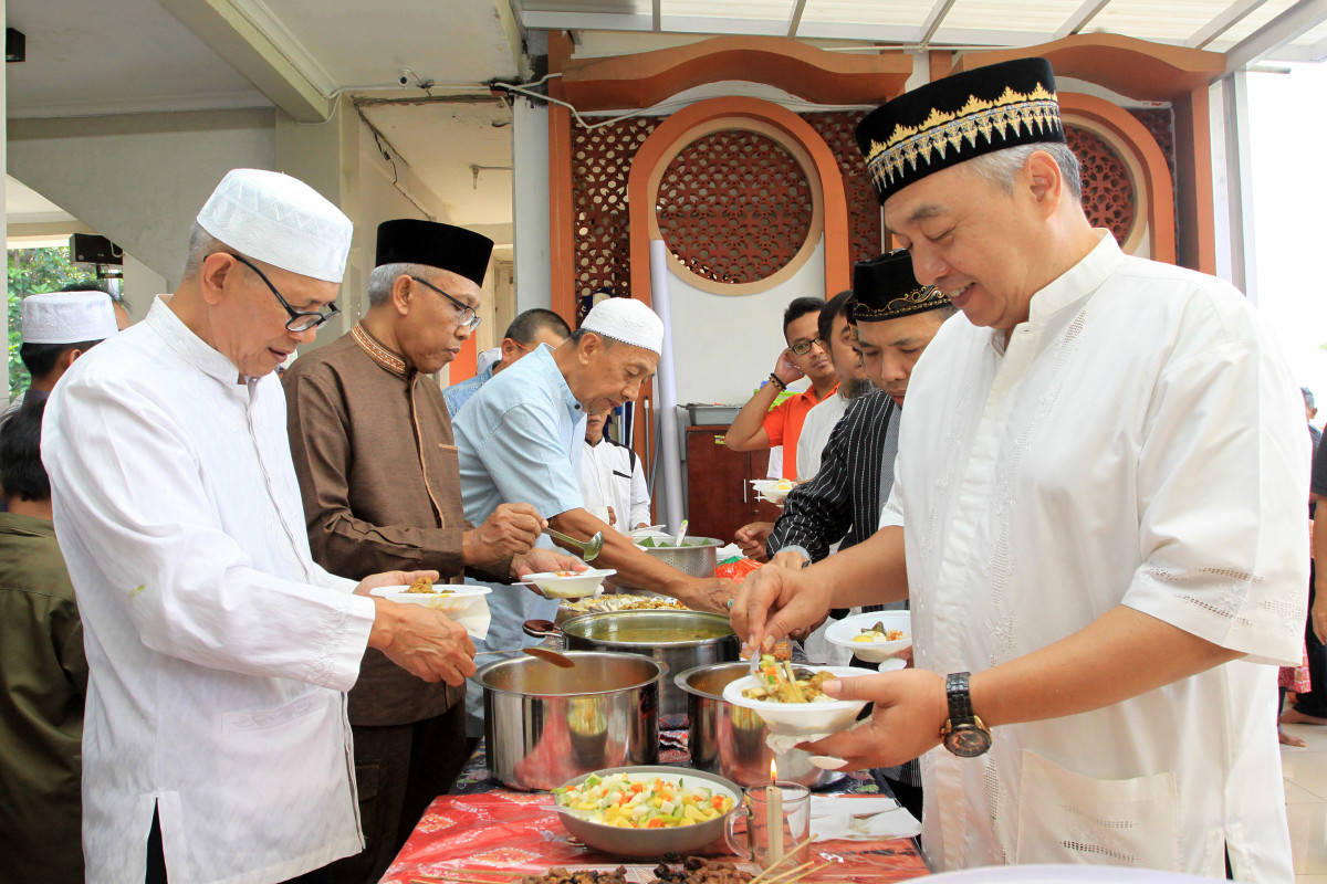 Ngejot, Tradisi Berbagi Makanan Bukti Toleransi Beragama di Bali