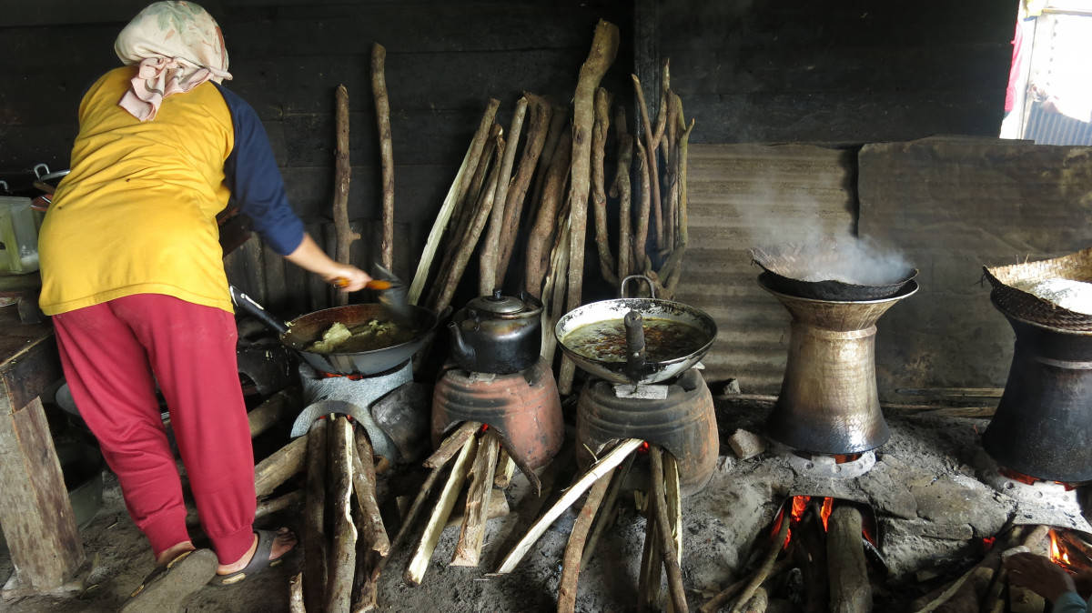 Merawat Hawu, Alat Masak yang Punya Aroma Alami dan Jadi Penghangat Ruangan