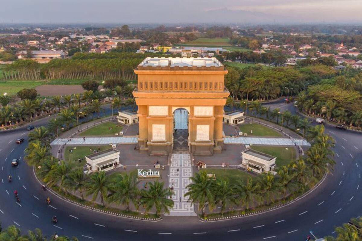 Mengenal Sejarah Simpang Lima Gumul Kediri, Monumen Mirip Arc de ...