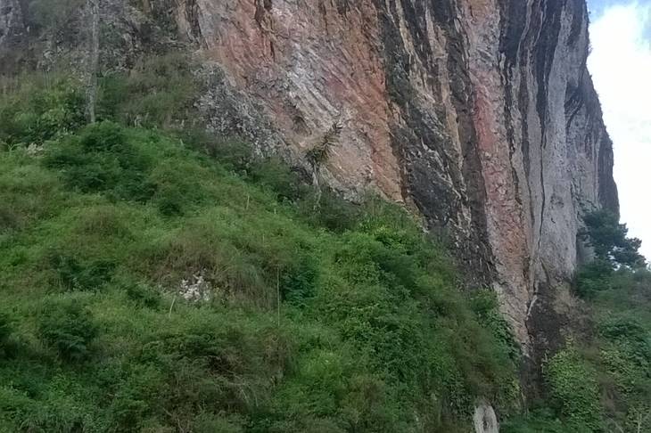 "Berbincang" dengan Batu di Wisata Watu Semaur