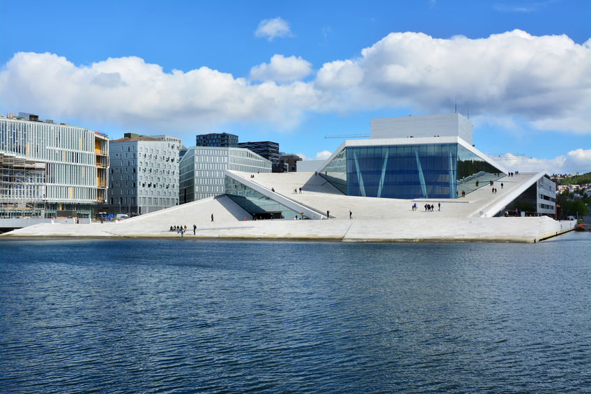 USD/NOK forms descending triangle on Fed and Norges Bank divergence