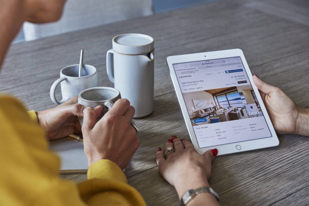 Le cours de l'action Compass a grimpé en flèche, mais un schéma ...