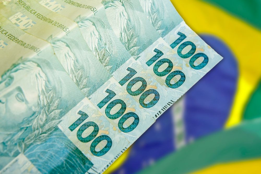 Intervenções do Banco Central impulsionam o real brasileiro acima de 6 ...