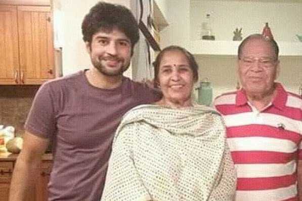 Rajeev Khandelwal And Manjiri Kamtikar