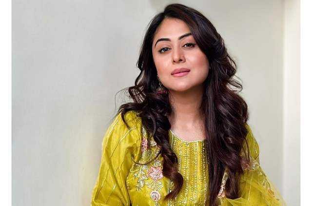 Falaq Naaz - Biography, Career, Family, Net Worth, Age and More