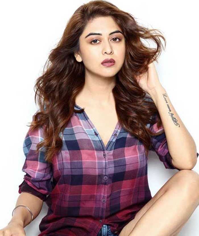 Falaq Naaz - Biography, Career, Family, Net Worth, Age and More