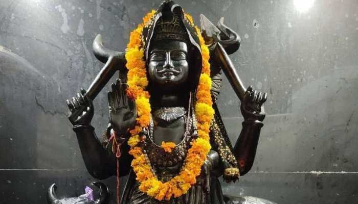 Shri Shani Dev Ki Aarti | शनि देव जी की आरती | Lyrics, Aarti, Mantra ...
