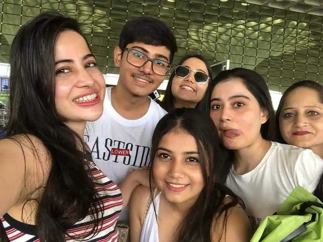 Urfi Javed - Age, Father, Fashion, Boyfriend, Looks, Biography, Family ...