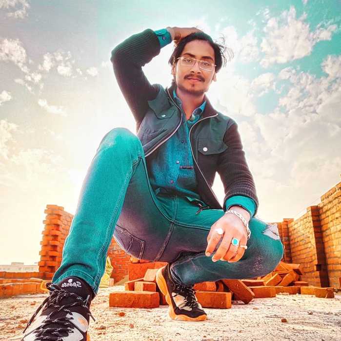 Ujjwal Youtuber Photos, Age, Birthday, Girlfriend, Family