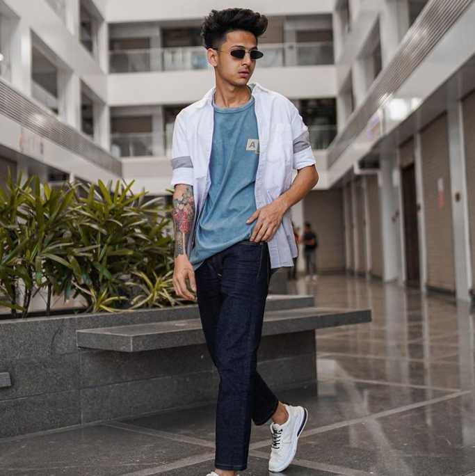 Vishal Prajapati with actor-Birthday, Girlfriend, Biography