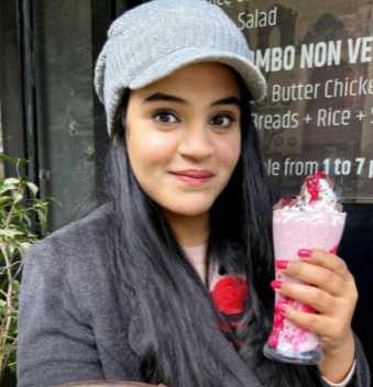 Komal Youtuber Photos, Movies, Age, Boyfriend, Birthday