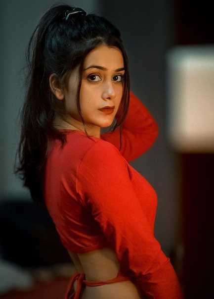 Shiya Influencer Model Biography Birthday Age