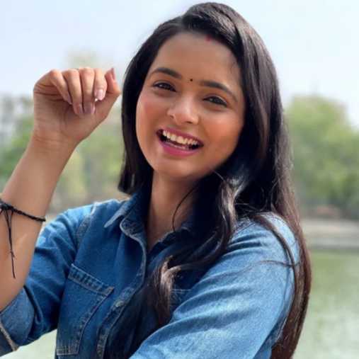 Devanshee Vyas Actress Biography Birthday Age Instagram