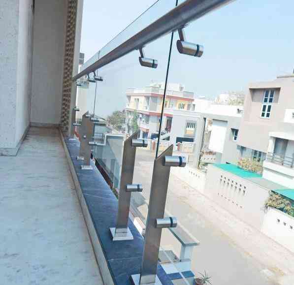 Top Mounted Flat Balustrade with Glass Railing
